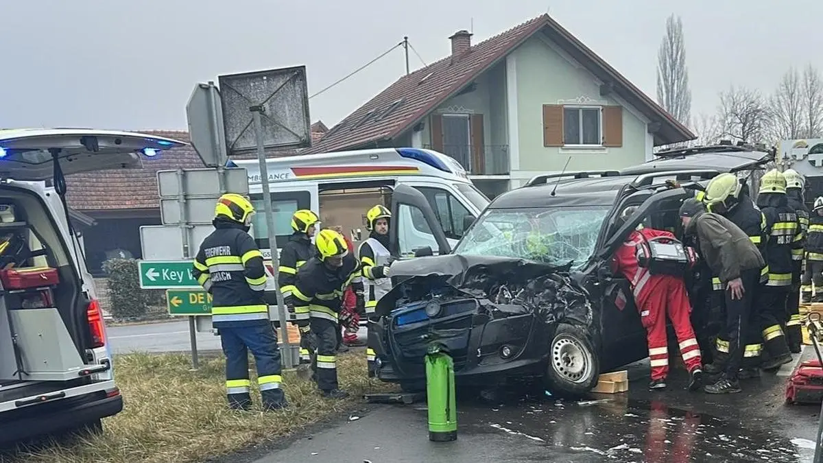 Verletzte Frau nach Verkehrsunfall in Straden in Krankenhaus geflogen